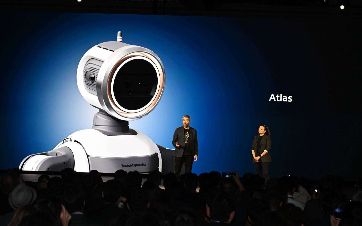 Hyundai’s Atlas Humanoid Robot Debuts at CES, to Roll Out in 2028 - 1/7