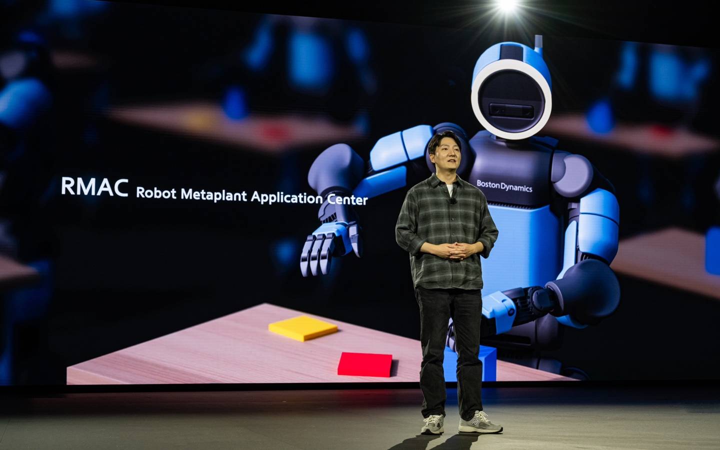 Hyundai’s Atlas Humanoid Robot Debuts at CES, to Roll Out in 2028 - 1/7