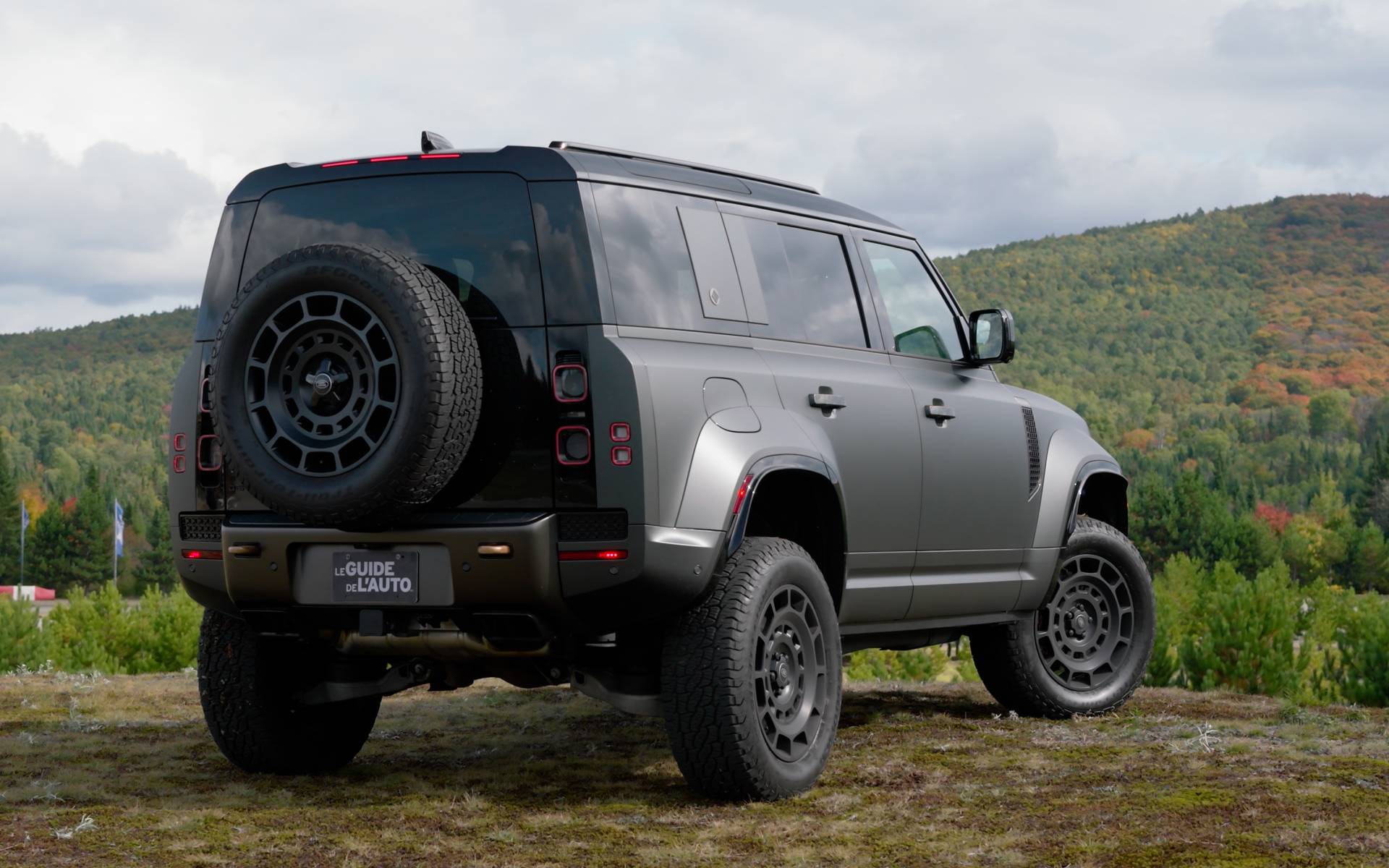 Le Guide de l’auto met à l’essai le JLR Defender OCTA 2026 - Le Guide ...