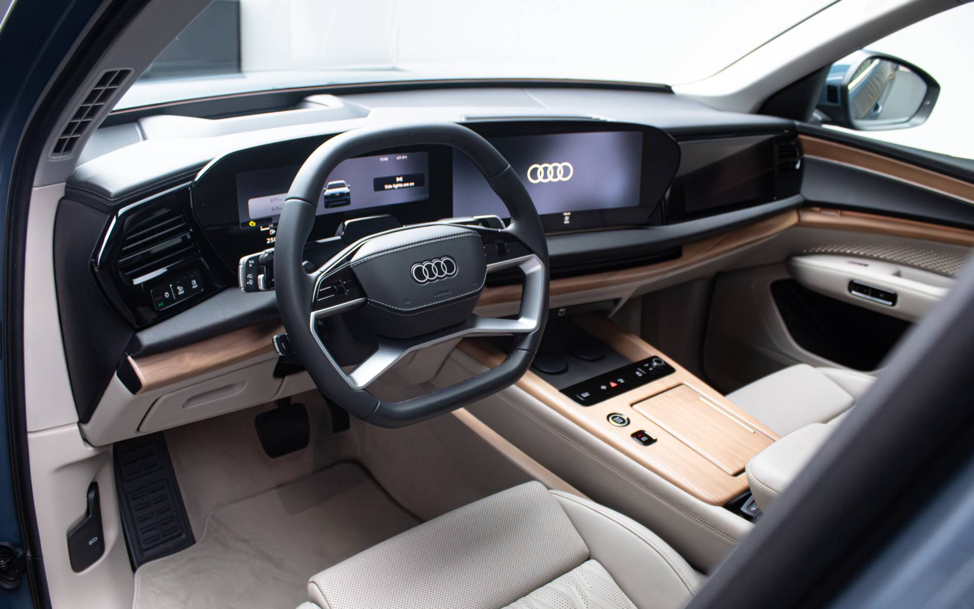 Third-Gen 2027 Audi Q7 Puts On a Light Show - 1/19