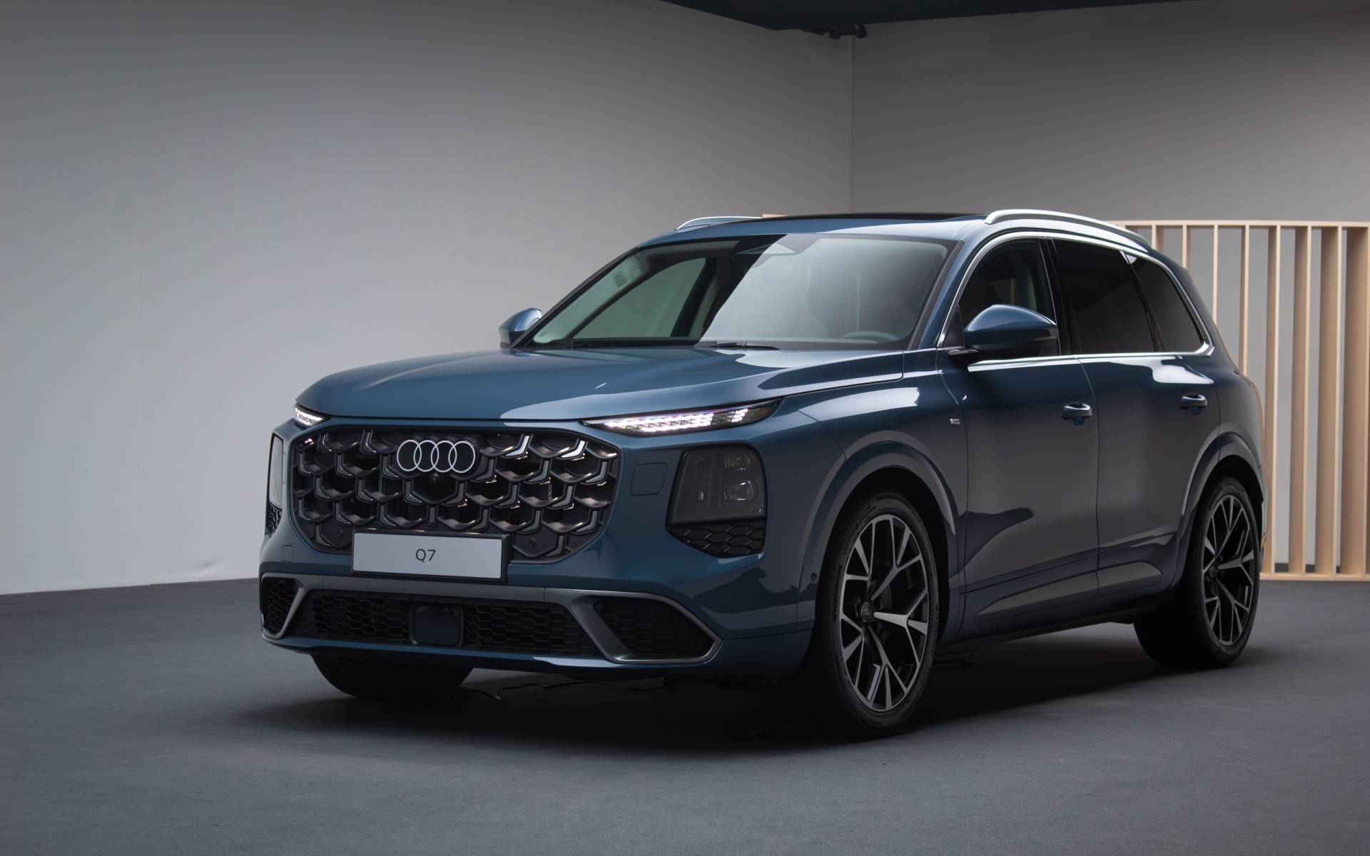 Third-Gen 2027 Audi Q7 Puts On a Light Show - The Car Guide